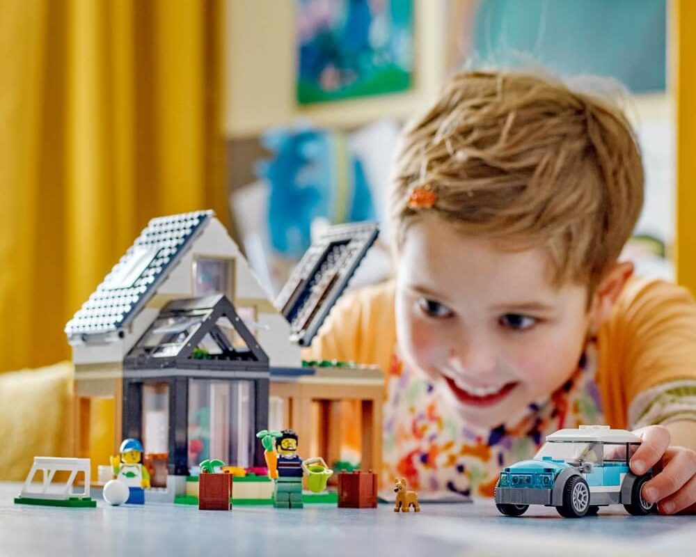 LEGO City Family House and Electric Car (462 Pieces) - Toys 4 You