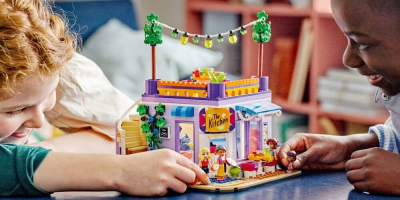 LEGO Friends Heartlake City Community Kitchen (695 Pieces) - Toys 4 You