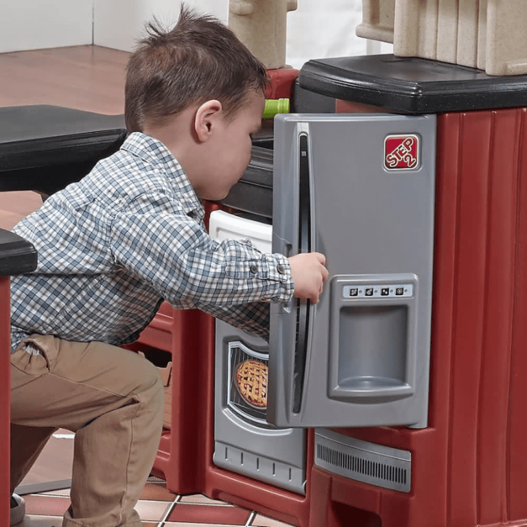 Step2 - Grand Walk-In Kitchen - Toys 4You Store